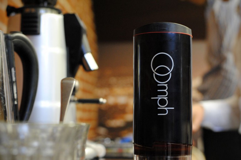The Oomph Lets You Make 13 oz. Of Perfect Coffee Anywhere In A Minute ...