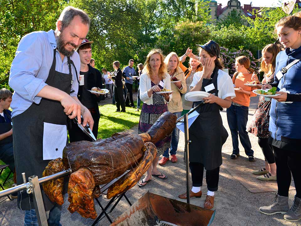 Look. A Bunch Of People Are Feasting On The Adorable E.T.