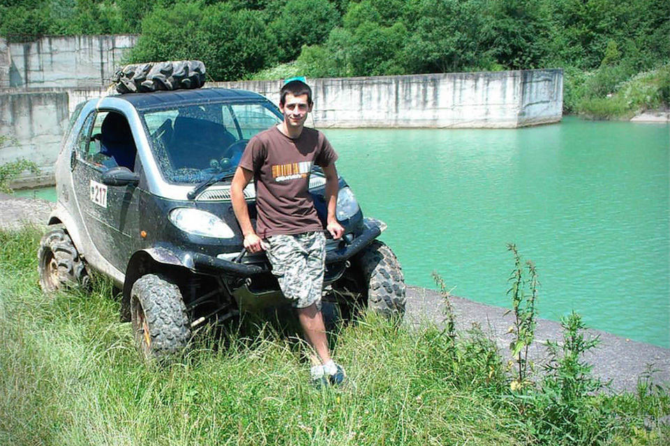 Man Turns 1st Generation Smart ForTwo Into A Capable Off-Road Coupe